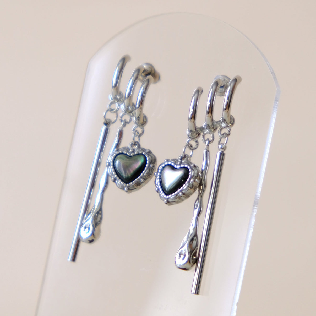 [ Classic ] [ 型格 ] [ 神秘 ] [ 潔淨 ] 黑白心型貝母 假三洞耳環 E341 – ALYSSA&JAMES